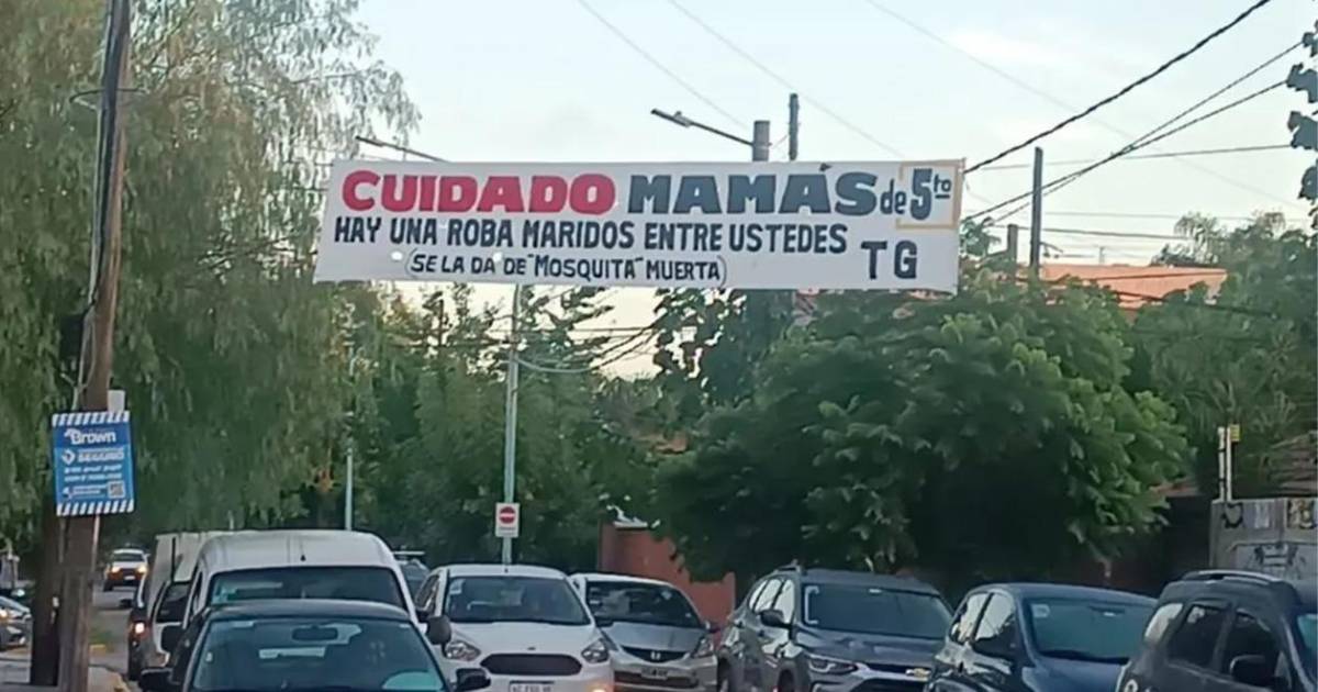 “Hay una roba maridos”: Exhiben polémico cartel afuera de un colegio