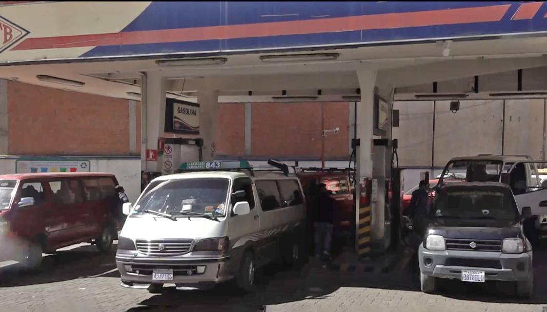 “Hace una semana que duermo aquí”: choferes lamentan que no pueden ver ...