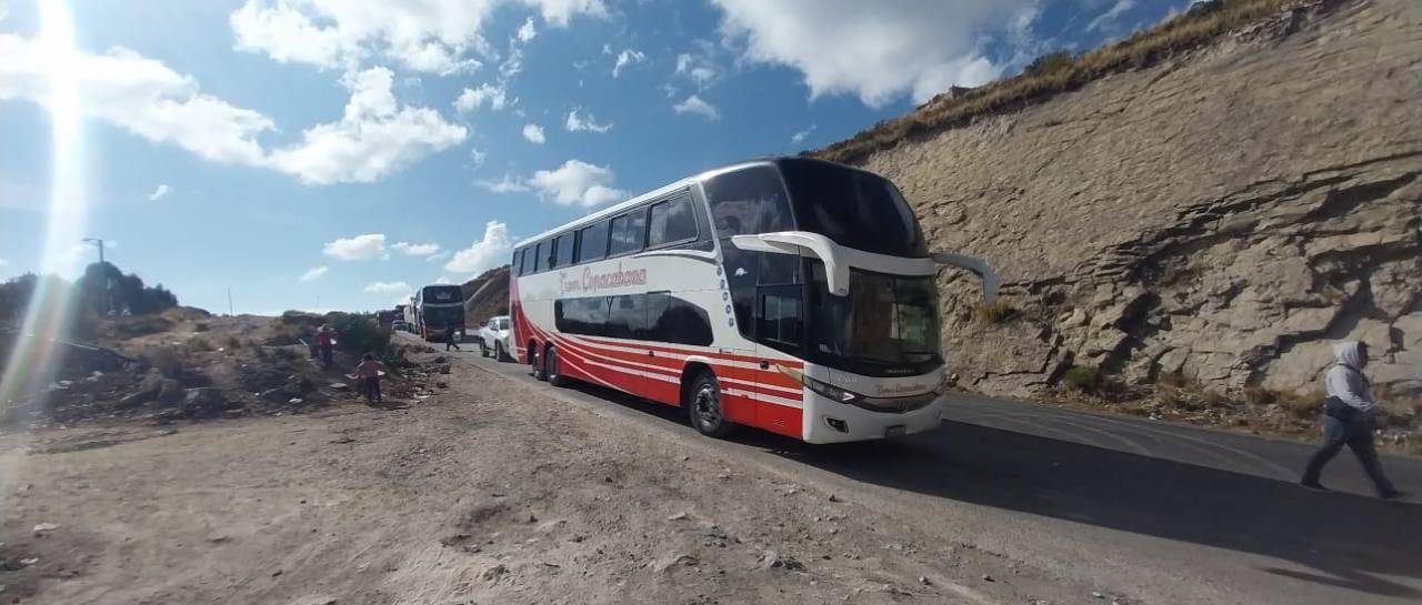 Habilitan salida de buses en la ruta La Paz - Cochabamba tras ...